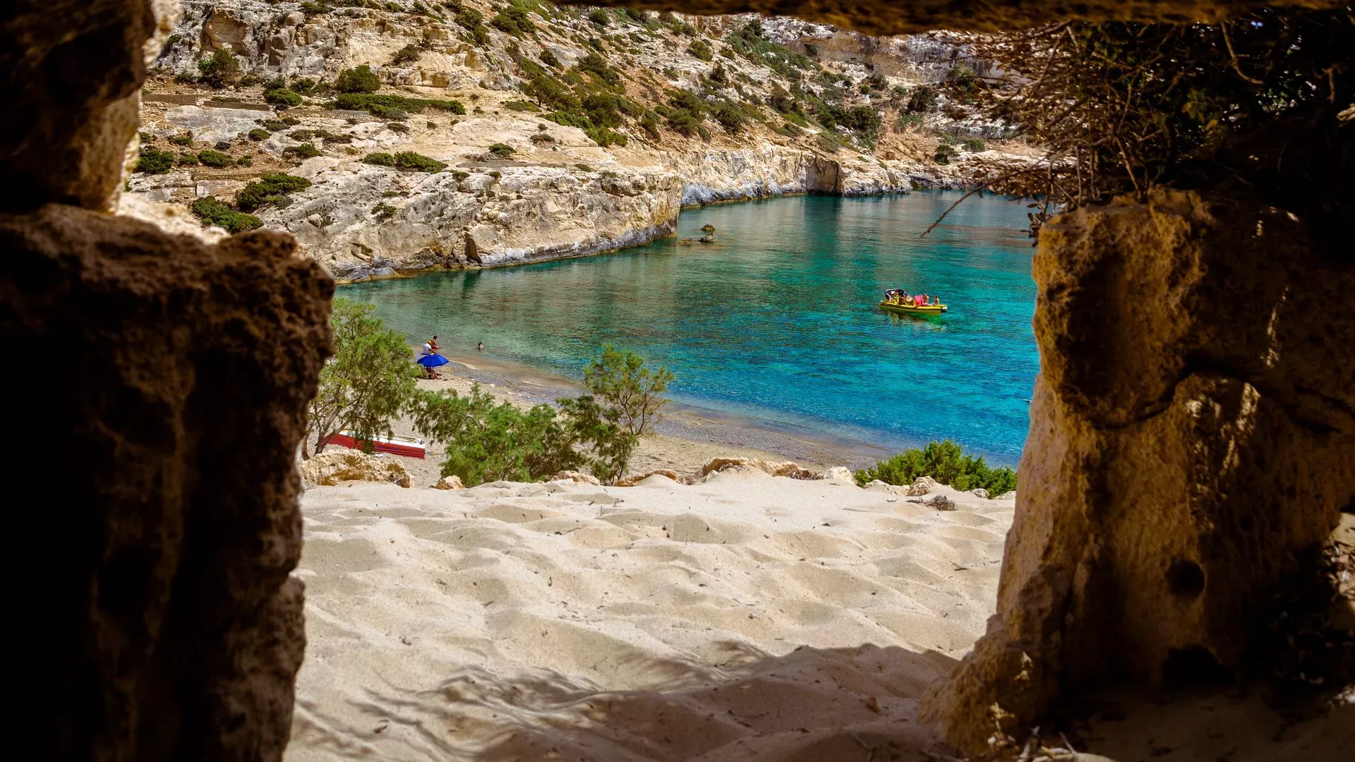 Βαθύ: Μια μαγευτική, καλά κρυμμένη παραλία στη νότια Κρήτη
