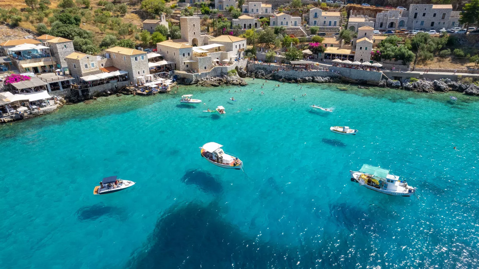 Γύθειο: Διακοπές με νησιώτικο αέρα στη Λακωνία