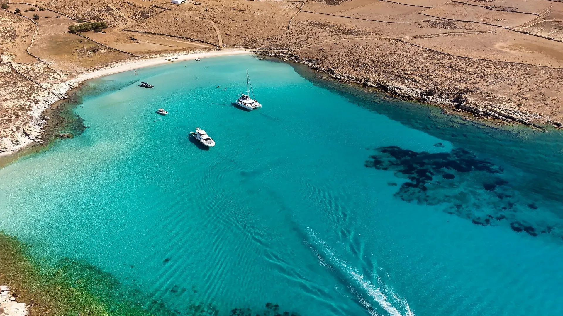Ρήνεια: Το νησάκι με τις υπέροχες ερημικές παραλίες δίπλα στη Μύκονο