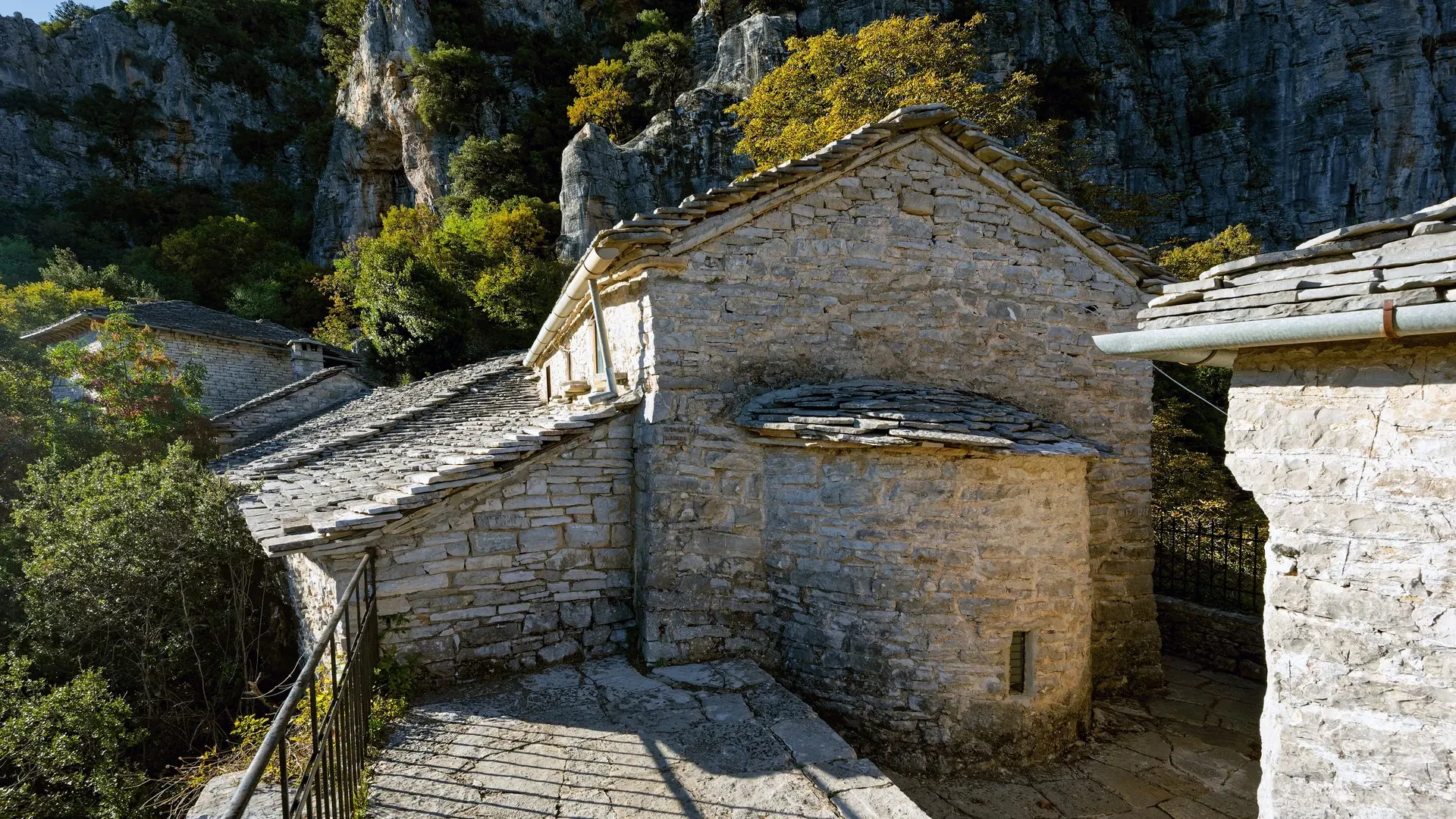 Το μοναστήρι με την εκπληκτική θέα στο φαράγγι του Βίκου