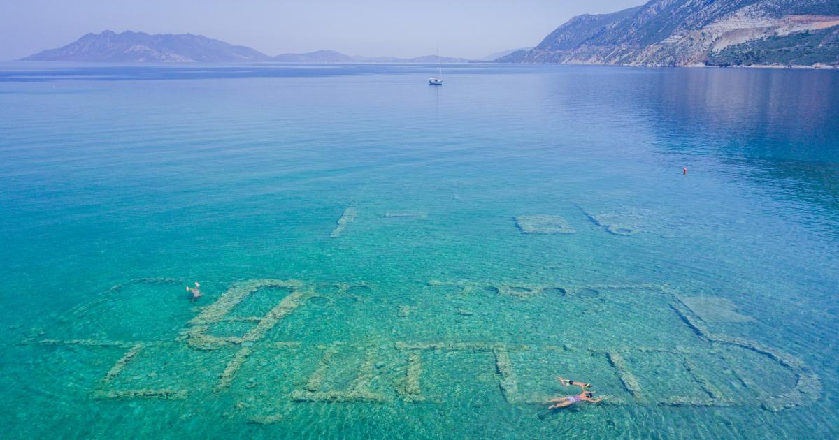 Η παραλία της Πελοποννήσου όπου θα κολυμπήσετε πάνω από μια βυθισμένη πόλη