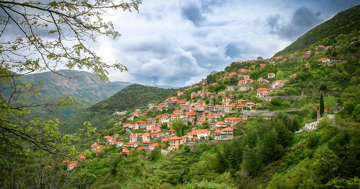 Λαγκάδια: Βόλτα στο «κρεμαστό» χωριό της Αρκαδίας