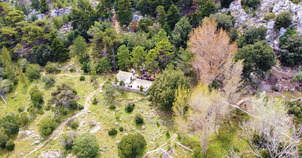 Το μοναχικό εκκλησάκι του Αγίου Γεωργίου στην καρδιά της Πάρνηθας