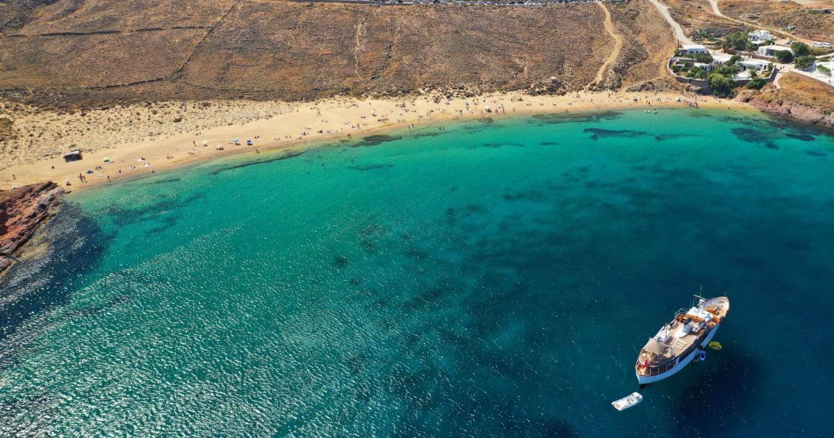 Κυκλάδες: 12 εντυπωσιακές παραλίες που θα σας μείνουν αξέχαστες