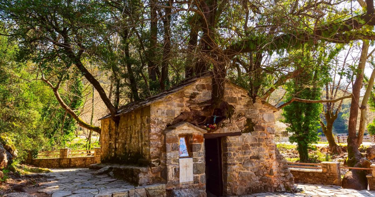 Αγία Θεοδώρα: Το εκκλησάκι στην Αρκαδία με τα 17 δέντρα στη στέγη, που ...